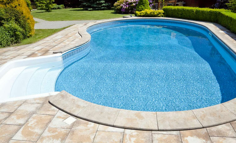 ¿Cómo podemos mantener limpia y transparente el agua de nuestra piscina ...