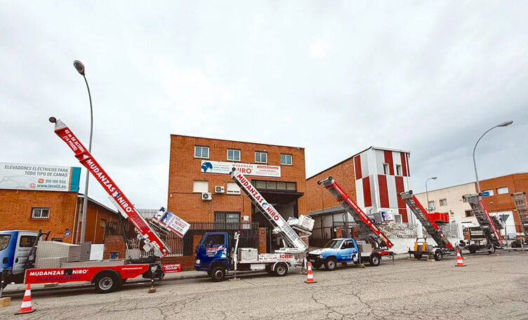 Alquiler de grúas elevadoras: una opción estratégica